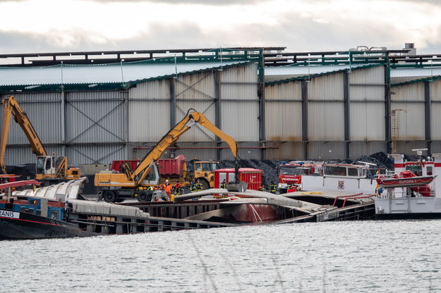 100 Meter langes Boot beim Beladen eingeknickt | Radio Regenbogen