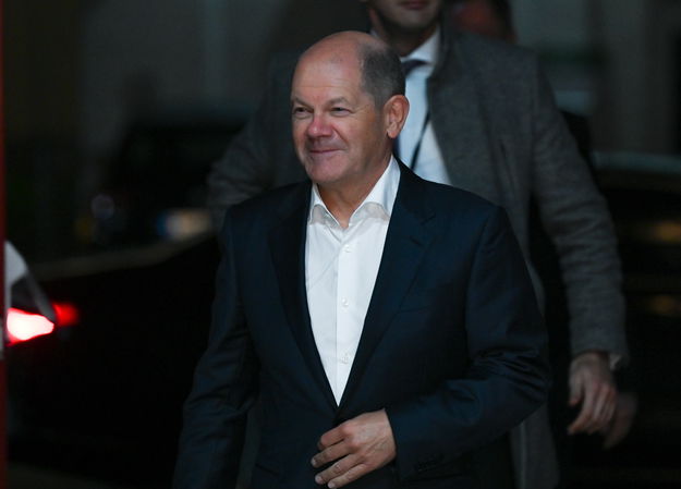 Sicherheitspanne: Unbekannter umarmt Scholz | Radio Regenbogen