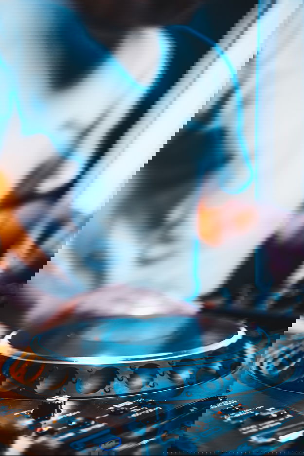 Nach Twitter-Hilferuf: Produzent & DJ AKIRA Complex ist tot | bigFM