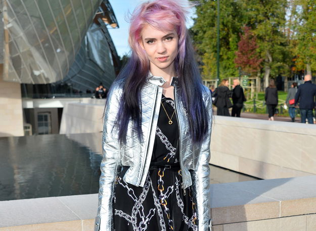 Narben von Aliens:Grimes zeigt neue Tattoos auf Brust & Bein | bigFM