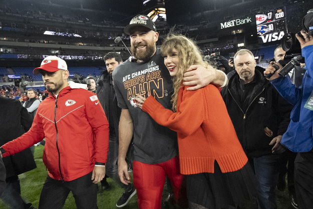 NFL-Star Travis Kelce: Bahamas-Urlaub mit Taylor Swift | bigFM