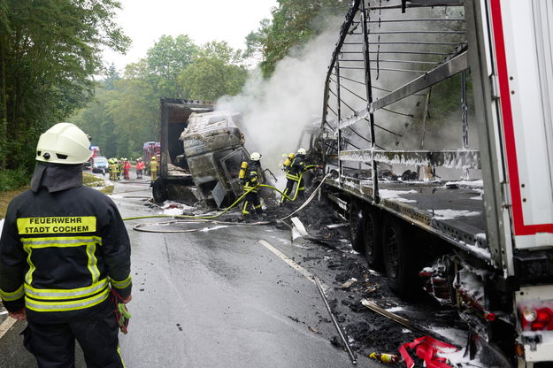 Schwerer LKW-Unfall: Beide Fahrer tödlich verletzt | RPR1.