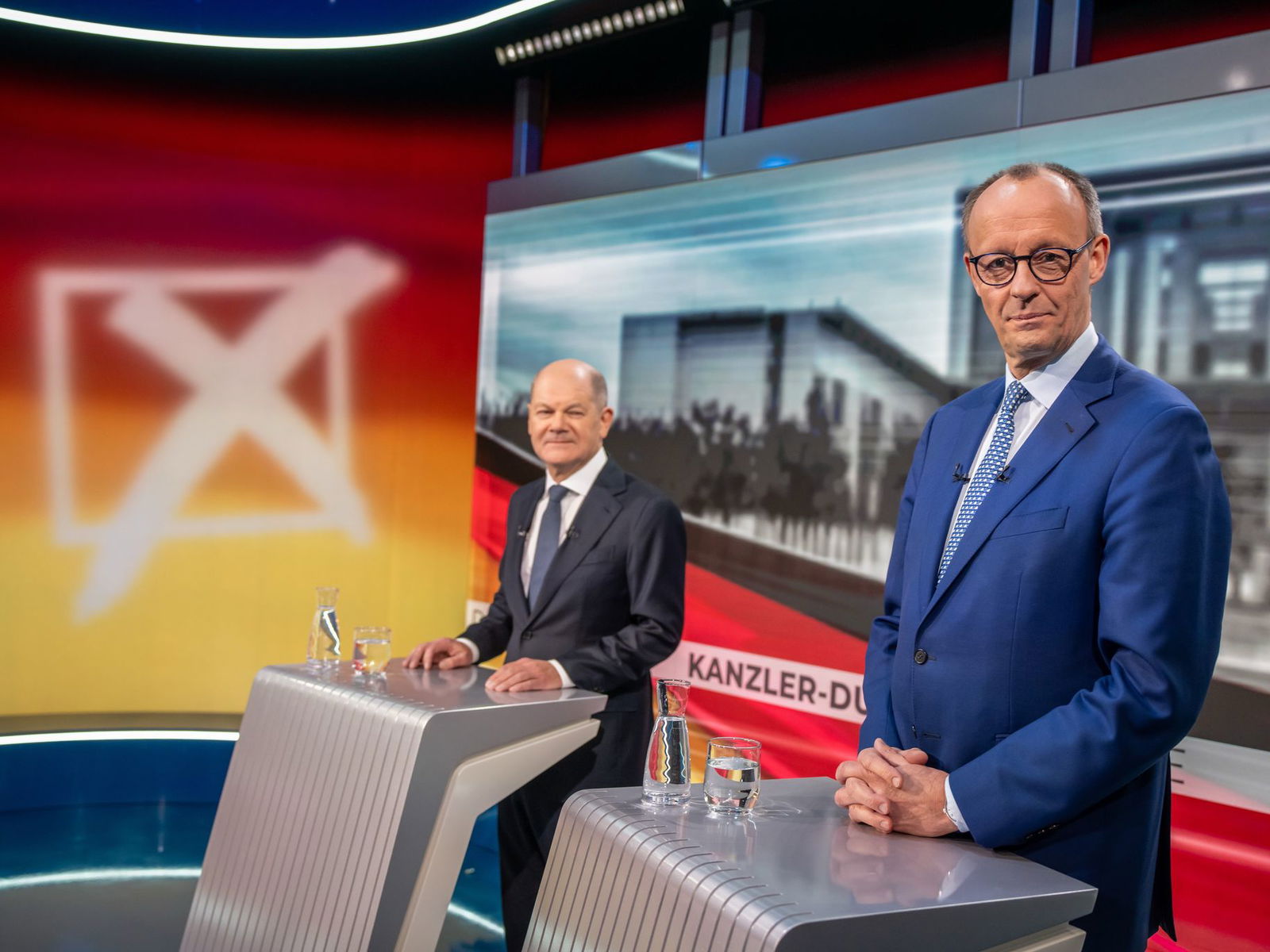 In einem Flieger und Boot - Scholz und Merz beim TV-Duell | Radio Regenbogen