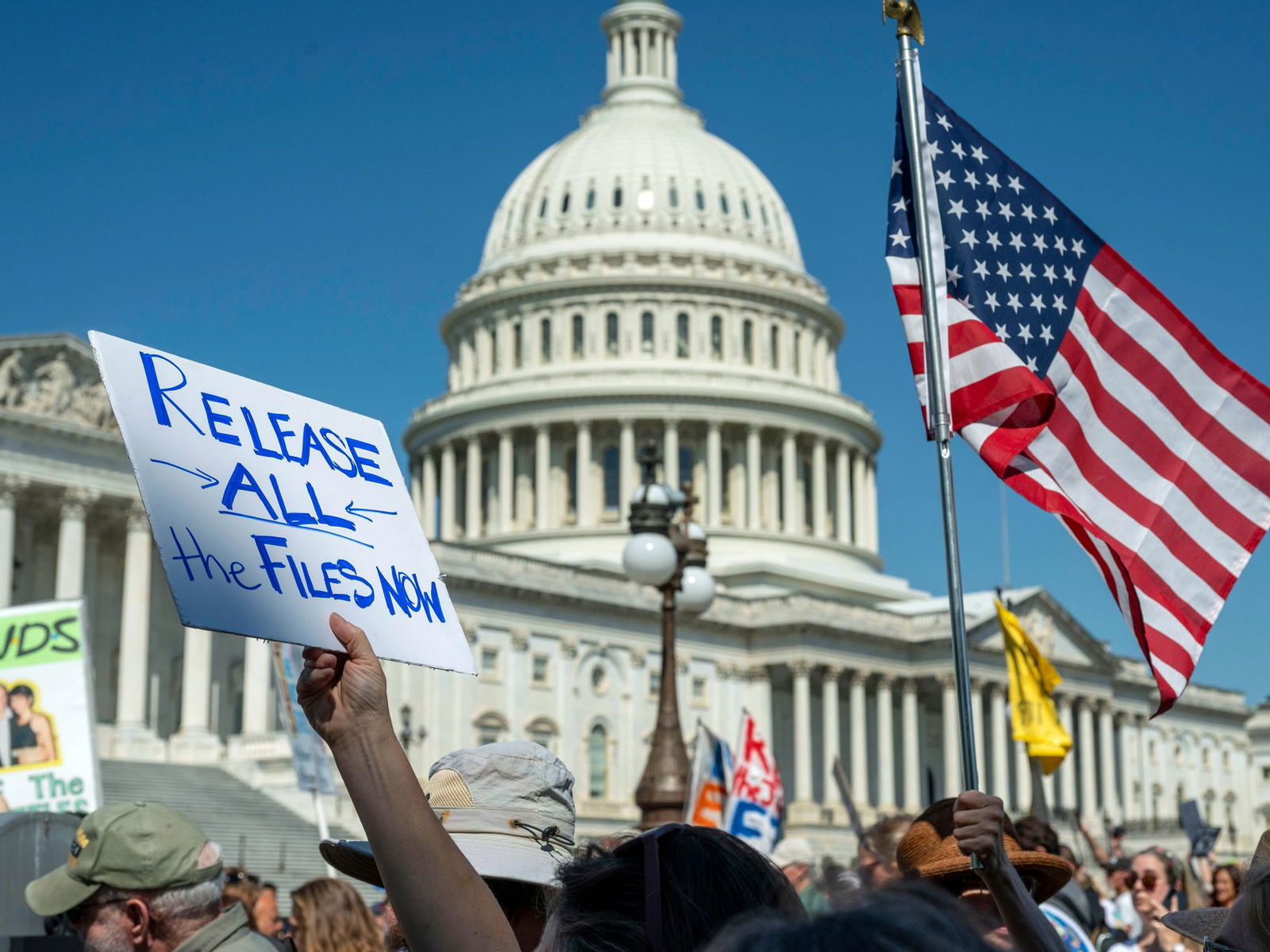 Trump unterschreibt Gesetz zur Freigabe von Epstein-Akten | RPR1.